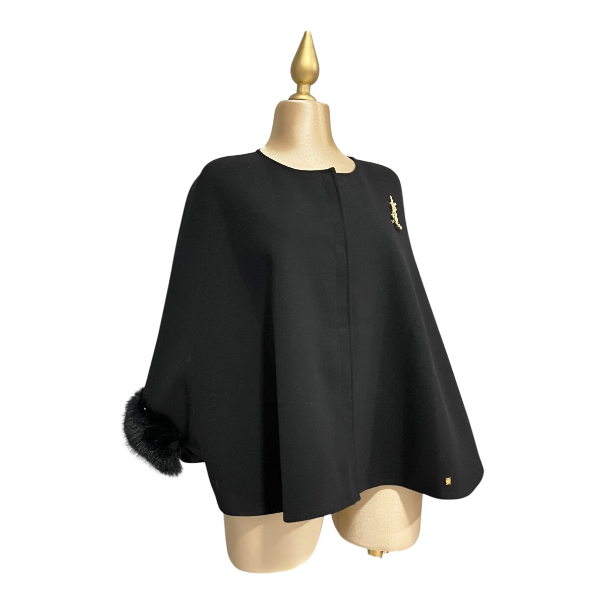 Capa Negro Con Broche Para Dama MUSSI