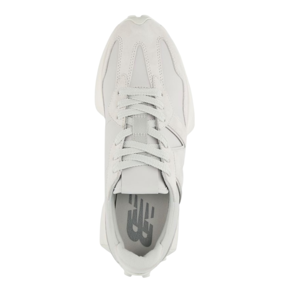 Tenis New Balance color gris claro con logo resaltado y detalles en blanco