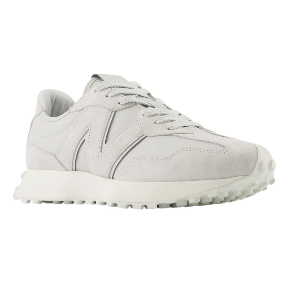 Tenis New Balance color gris claro con logo resaltado y detalles en blanco